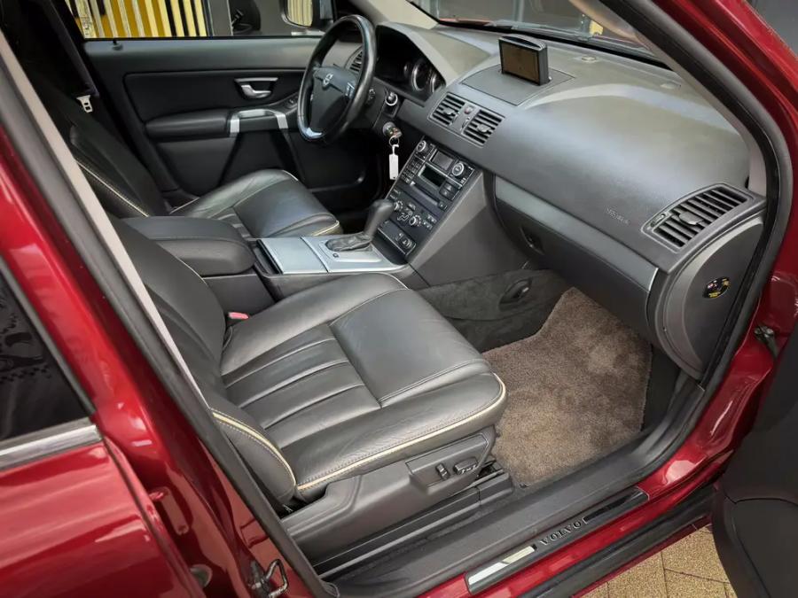 Red Volvo XC90 2013 in Riga, with an engine capacity of 2.40 L and mileage of 215 thousand km for 8600 €, photo 11 on AUTOMOTO.COM.LV