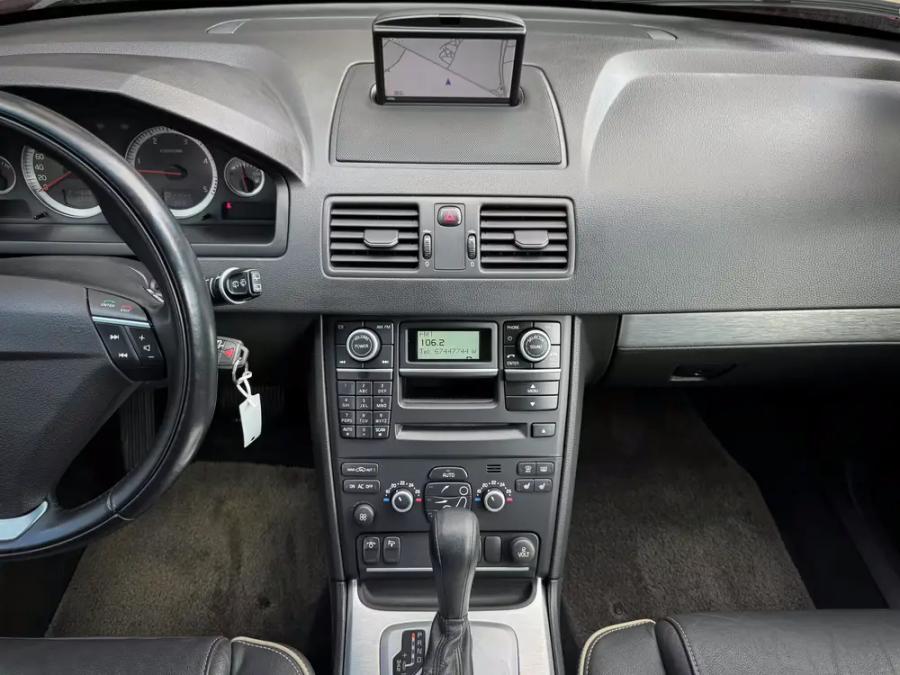 Red Volvo XC90 2013 in Riga, with an engine capacity of 2.40 L and mileage of 215 thousand km for 8600 €, photo 13 on AUTOMOTO.COM.LV