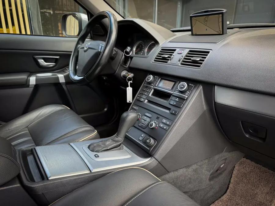Red Volvo XC90 2013 in Riga, with an engine capacity of 2.40 L and mileage of 215 thousand km for 8600 €, photo 25 on AUTOMOTO.COM.LV