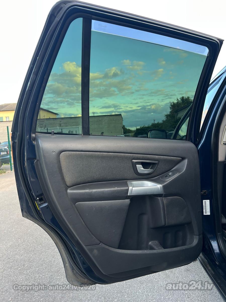 Volvo XC90 2004 in Narva, with an engine capacity of 2.40 L and mileage of 419 thousand km for 2999 €, photo 20 on AUTOMOTO.COM.LV