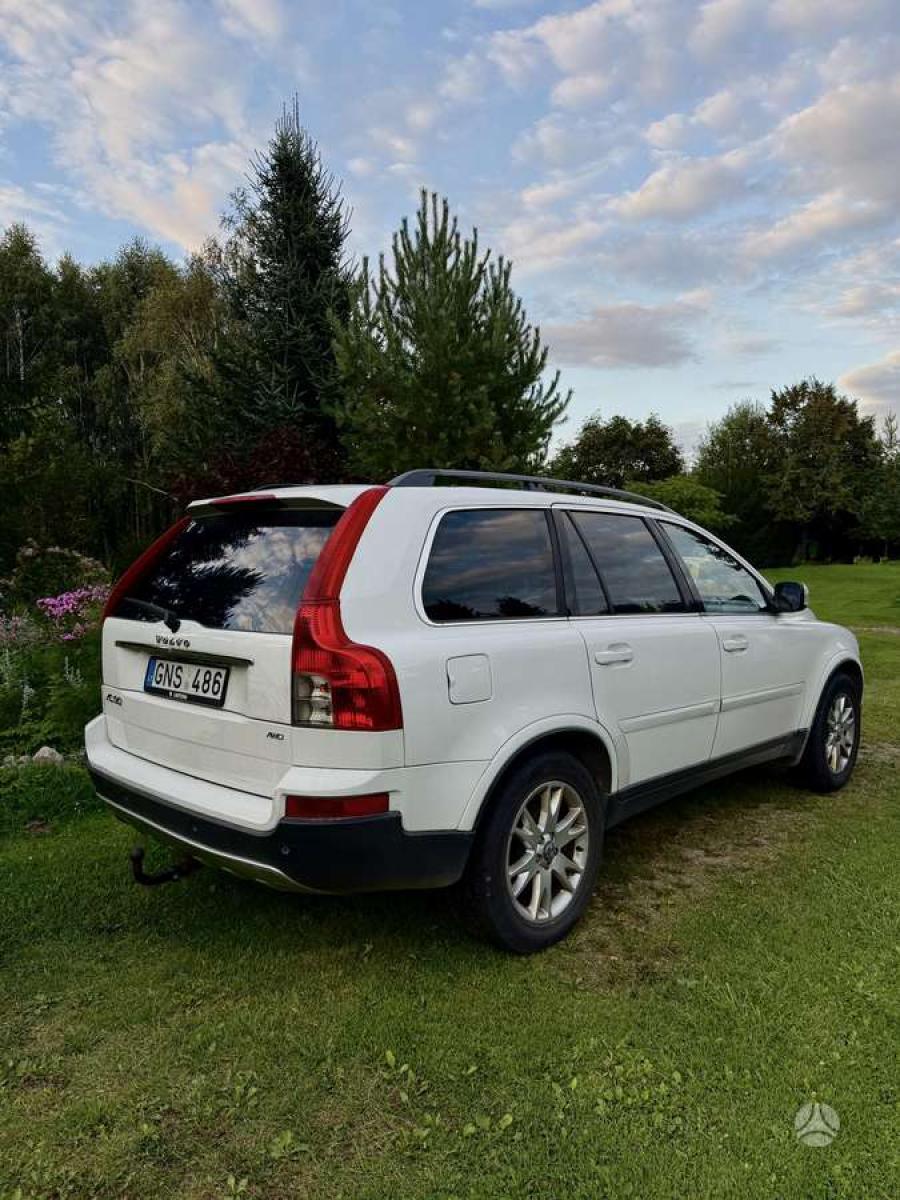 White Volvo XC90 2006 in Alytus, with an engine capacity of 2.40 L and mileage of 378 thousand km for 4500 €, photo 4 on AUTOMOTO.COM.LV