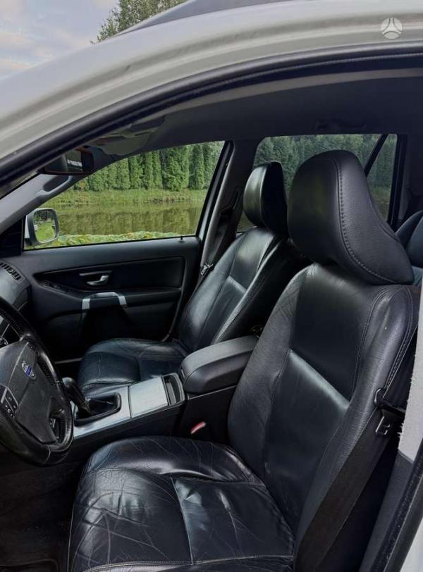 White Volvo XC90 2006 in Alytus, with an engine capacity of 2.40 L and mileage of 378 thousand km for 4500 €, photo 7 on AUTOMOTO.COM.LV