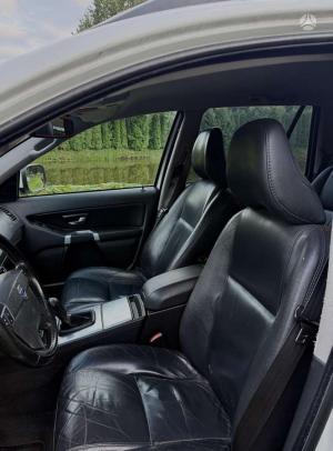 White Volvo XC90 2006 in Alytus, with an engine capacity of 2.40 L and mileage of 378 thousand km for 4500 €, photo 7 on AUTOMOTO.COM.LV