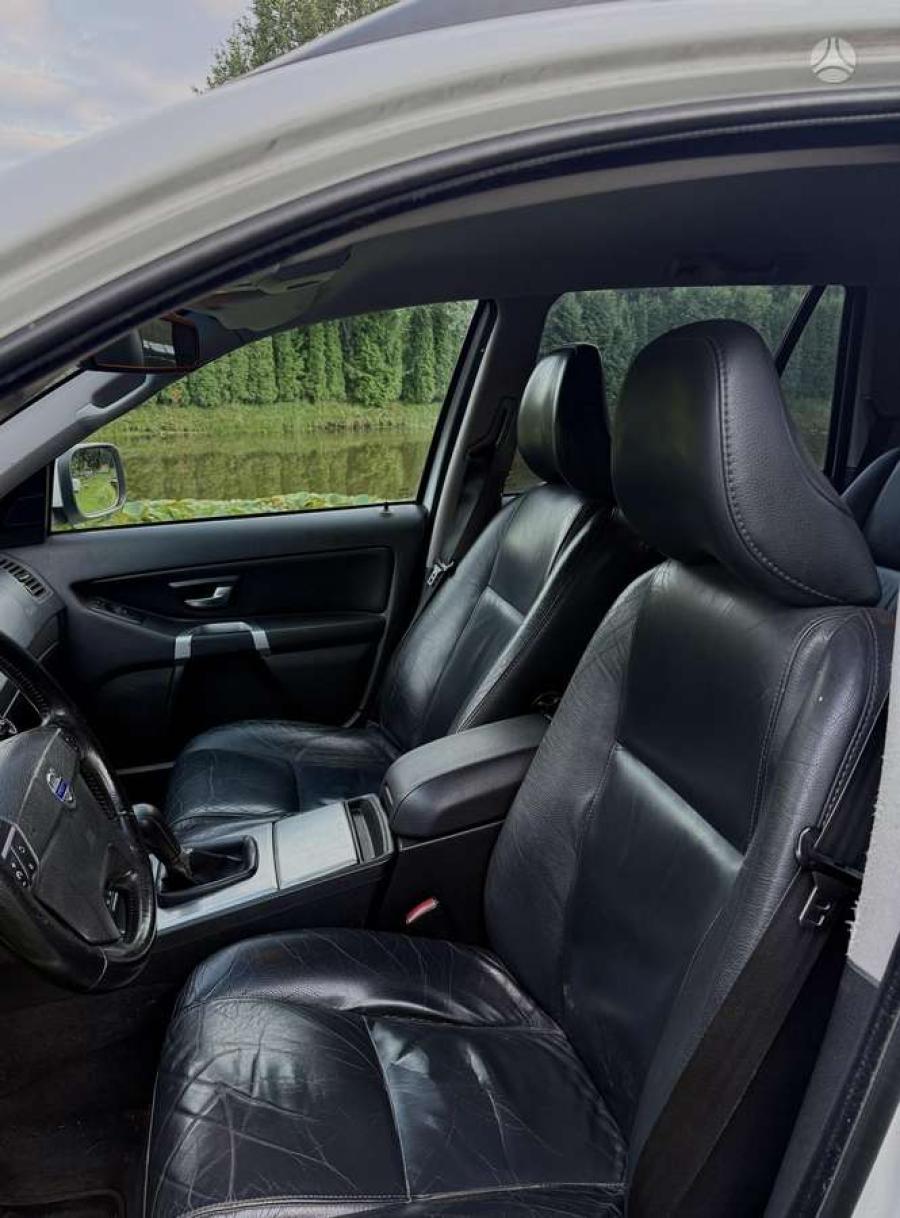 White Volvo XC90 2006 in Alytus, with an engine capacity of 2.40 L and mileage of 378 thousand km for 4500 €, photo 7 on AUTOMOTO.COM.LV