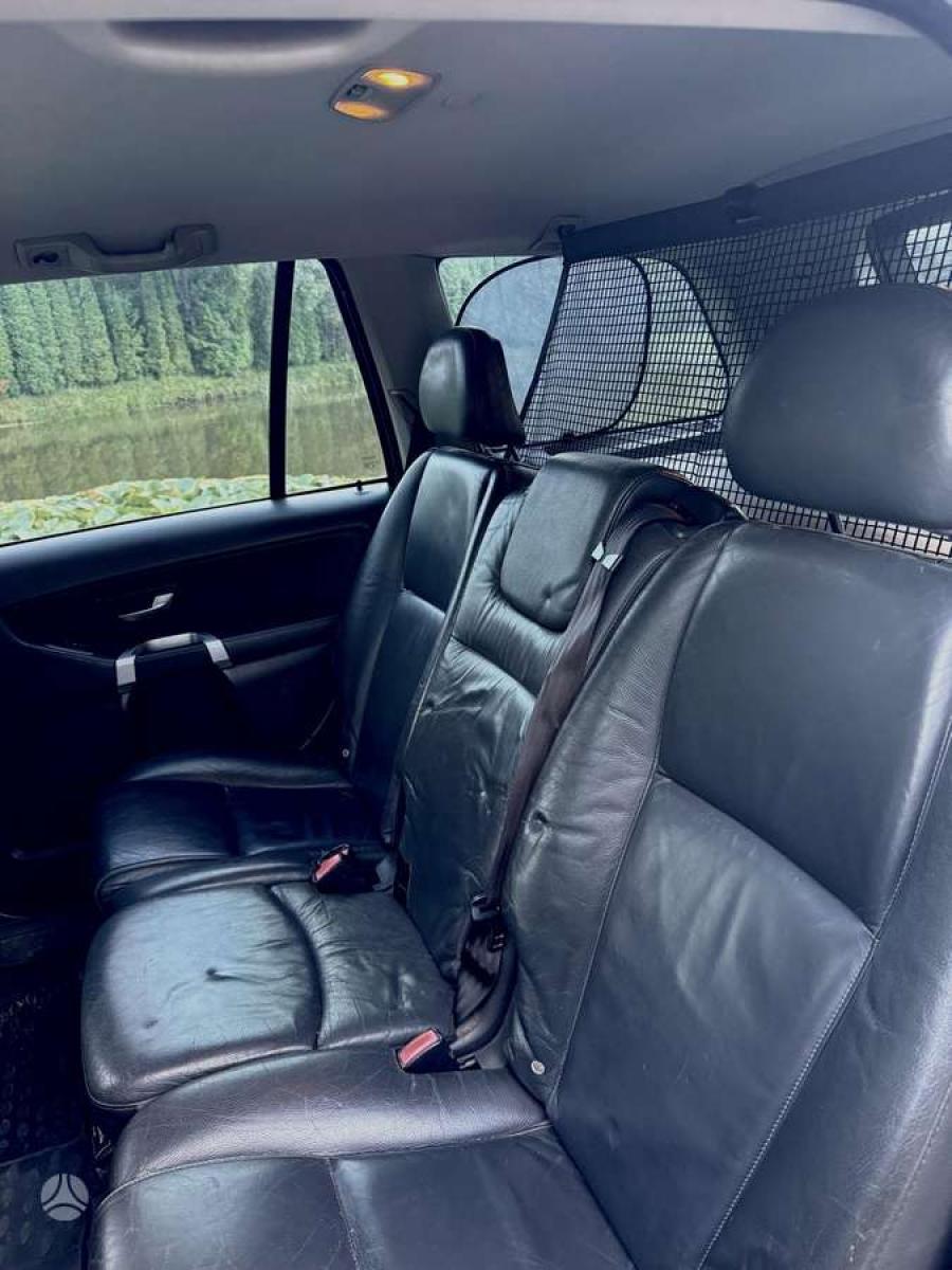 White Volvo XC90 2006 in Alytus, with an engine capacity of 2.40 L and mileage of 378 thousand km for 4500 €, photo 8 on AUTOMOTO.COM.LV