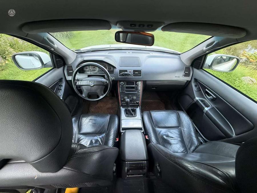 White Volvo XC90 2006 in Alytus, with an engine capacity of 2.40 L and mileage of 378 thousand km for 4500 €, photo 11 on AUTOMOTO.COM.LV