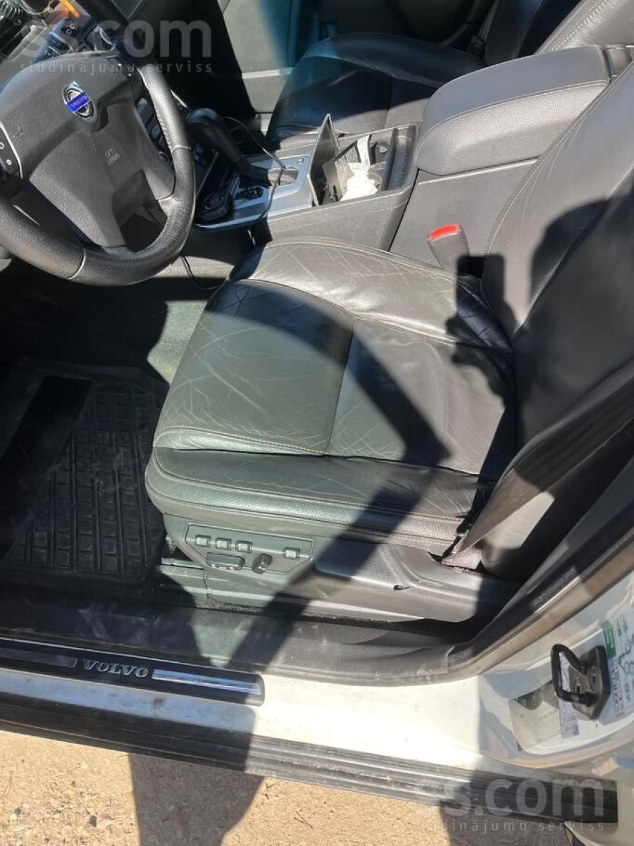 Balts Volvo XC90 2007 Ogre, ar dzinēja tilpumu 2.40 L un nobraukumu 329 tūkst. km par 5300 €, foto 12 vietnē AUTOMOTO.COM.LV