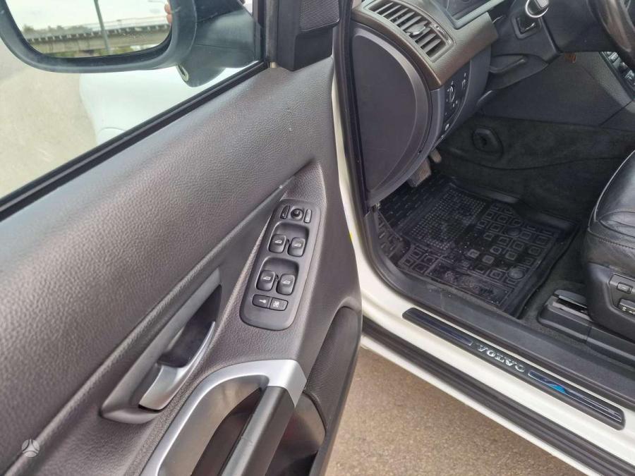 Balts Volvo XC90 2008 Kauņa, ar dzinēja tilpumu 3.20 L un nobraukumu 398 tūkst. km par 4999 €, foto 14 vietnē AUTOMOTO.COM.LV