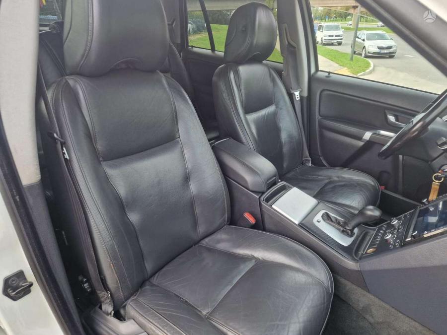 Balts Volvo XC90 2008 Kauņa, ar dzinēja tilpumu 3.20 L un nobraukumu 398 tūkst. km par 4999 €, foto 24 vietnē AUTOMOTO.COM.LV