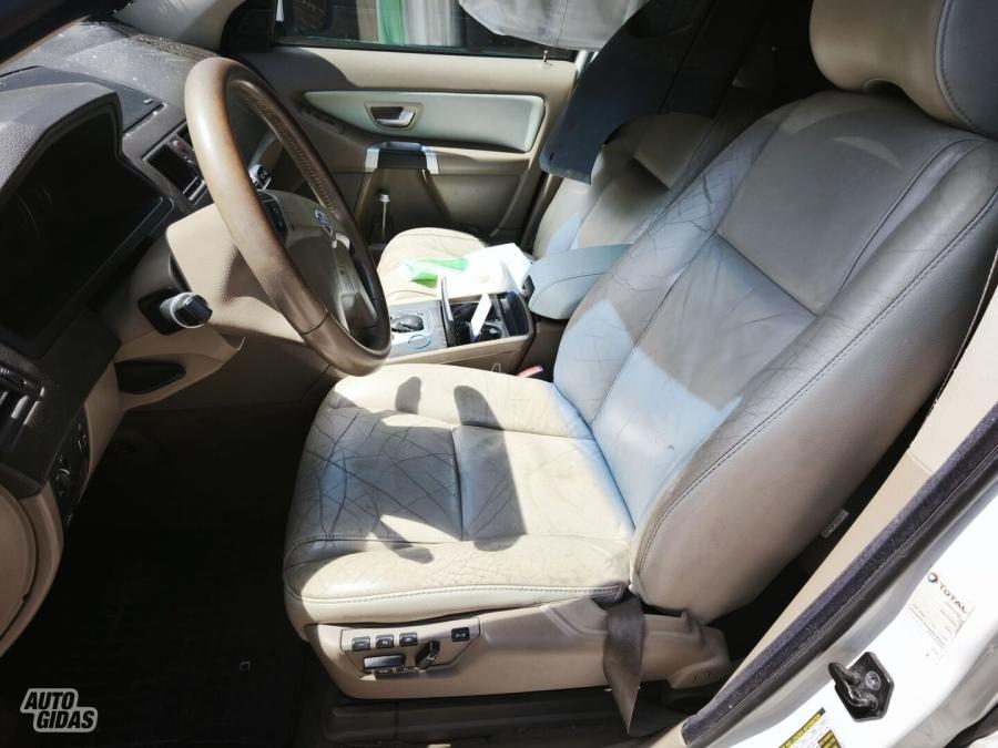 White Volvo XC90 2009 in Kaunas, with an engine capacity of 3.20 L and mileage of 225 thousand km for 1300 €, photo 10 on AUTOMOTO.COM.LV