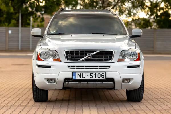 Balts Volvo XC90 2009 Jelgava, ar dzinēja tilpumu 2.40 L un nobraukumu 281 tūkst. km par 8200 €, foto 3 vietnē AUTOMOTO.COM.LV