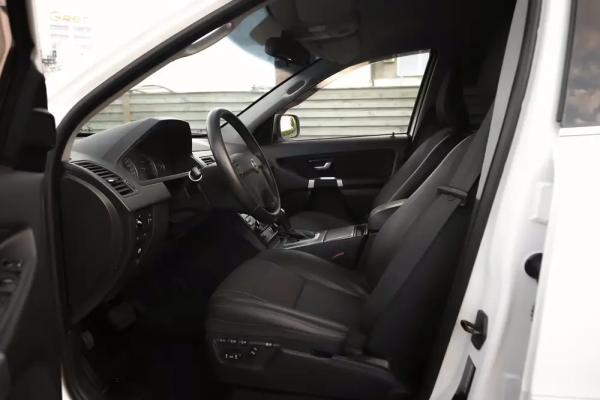 Balts Volvo XC90 2009 Jelgava, ar dzinēja tilpumu 2.40 L un nobraukumu 281 tūkst. km par 8200 €, foto 10 vietnē AUTOMOTO.COM.LV