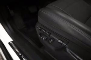 Balts Volvo XC90 2009 Jelgava, ar dzinēja tilpumu 2.40 L un nobraukumu 281 tūkst. km par 8200 €, foto 12 vietnē AUTOMOTO.COM.LV