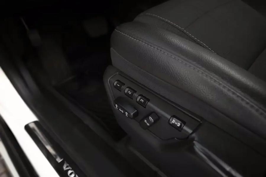 Balts Volvo XC90 2009 Jelgava, ar dzinēja tilpumu 2.40 L un nobraukumu 281 tūkst. km par 8200 €, foto 12 vietnē AUTOMOTO.COM.LV
