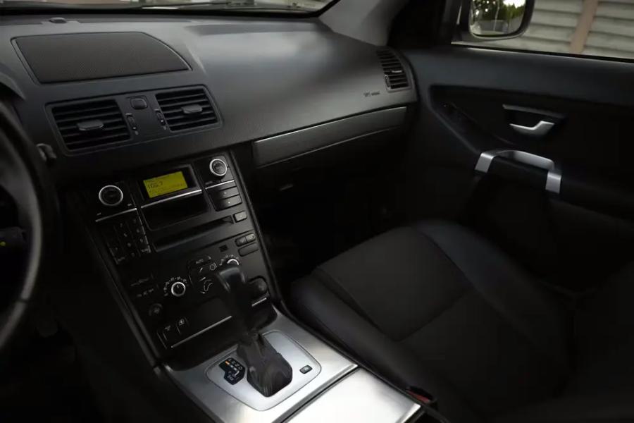 Balts Volvo XC90 2009 Jelgava, ar dzinēja tilpumu 2.40 L un nobraukumu 281 tūkst. km par 8200 €, foto 14 vietnē AUTOMOTO.COM.LV