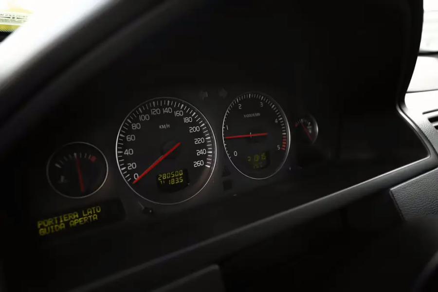 Balts Volvo XC90 2009 Jelgava, ar dzinēja tilpumu 2.40 L un nobraukumu 281 tūkst. km par 8200 €, foto 15 vietnē AUTOMOTO.COM.LV