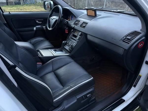 Balts Volvo XC90 2009 Rīga, ar dzinēja tilpumu 2.40 L un nobraukumu 227 tūkst. km par 8800 €, foto 9 vietnē AUTOMOTO.COM.LV