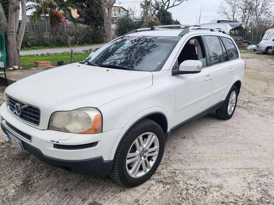 White Volvo XC90 2010 in Siauliai, with an engine capacity of 2.40 L and mileage of 290 thousand km for 5400 €, photo 1 on AUTOMOTO.COM.LV