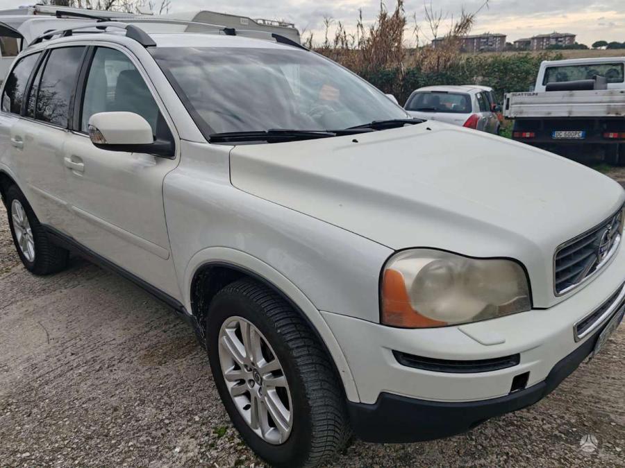 White Volvo XC90 2010 in Siauliai, with an engine capacity of 2.40 L and mileage of 290 thousand km for 5400 €, photo 2 on AUTOMOTO.COM.LV