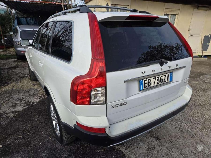 White Volvo XC90 2010 in Siauliai, with an engine capacity of 2.40 L and mileage of 290 thousand km for 5400 €, photo 4 on AUTOMOTO.COM.LV
