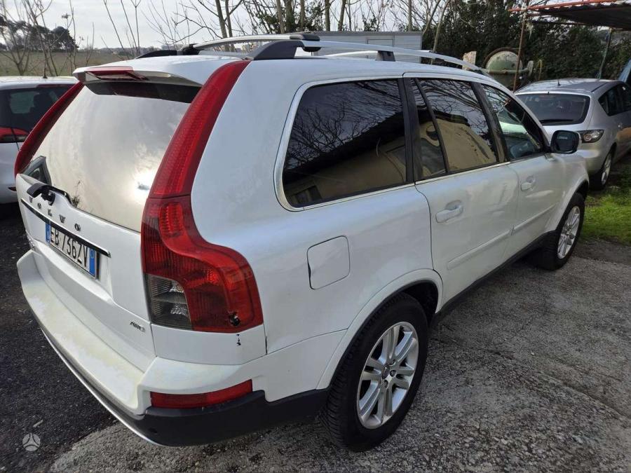 White Volvo XC90 2010 in Siauliai, with an engine capacity of 2.40 L and mileage of 290 thousand km for 5400 €, photo 5 on AUTOMOTO.COM.LV