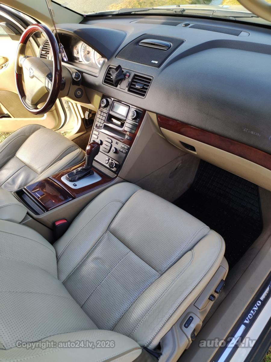 Balts Volvo XC90 2010 Tallina, ar dzinēja tilpumu 2.40 L un nobraukumu 320 tūkst. km par 7700 €, foto 10 vietnē AUTOMOTO.COM.LV