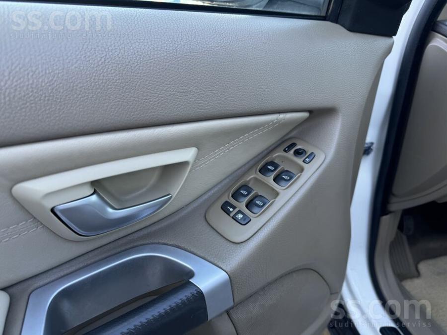 Balts Volvo XC90 2010 Talsi, ar dzinēja tilpumu 2.40 L un nobraukumu 0 tūkst. km par 7600 €, foto 10 vietnē AUTOMOTO.COM.LV