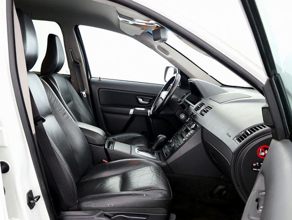 Balts Volvo XC90 2010 Tallina, ar dzinēja tilpumu 2.40 L un nobraukumu 379 tūkst. km par 4999 €, foto 6 vietnē AUTOMOTO.COM.LV
