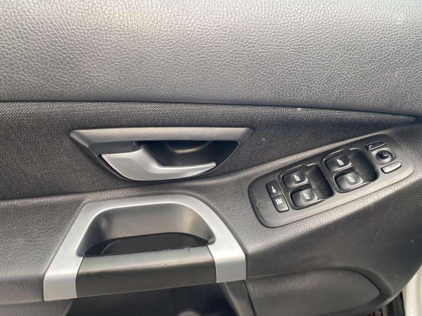 Balts Volvo XC90 2010 Kauņa, ar dzinēja tilpumu 2.40 L un nobraukumu 251 tūkst. km par 6800 €, foto 11 vietnē AUTOMOTO.COM.LV