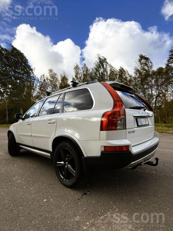 White Volvo XC90 2011 in Riga, with an engine capacity of 2.40 L and mileage of 0 thousand km for 10999 €, photo 3 on AUTOMOTO.COM.LV