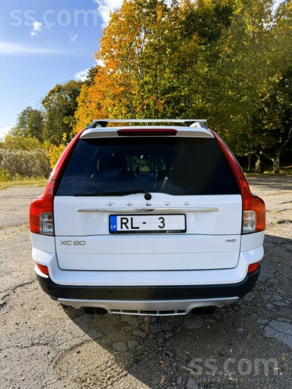 White Volvo XC90 2011 in Riga, with an engine capacity of 2.40 L and mileage of 0 thousand km for 10999 €, photo 8 on AUTOMOTO.COM.LV
