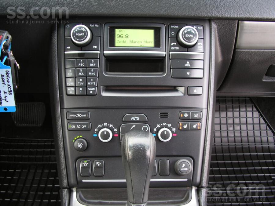 White Volvo XC90 2011 in Riga, with an engine capacity of 2.40 L and mileage of 0 thousand km for 10950 €, photo 17 on AUTOMOTO.COM.LV