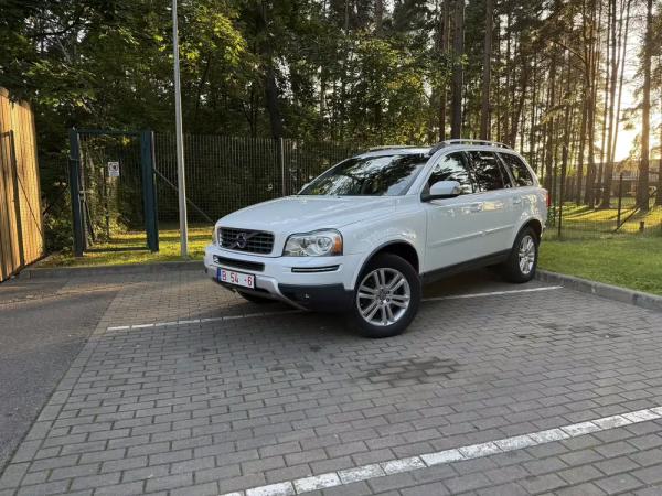 White Volvo XC90 2011 in Riga, with an engine capacity of 2.40 L and mileage of 236 thousand km for 4000 €, photo 1 on AUTOMOTO.COM.LV