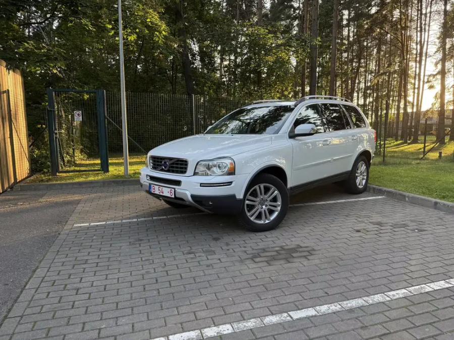 White Volvo XC90 2011 in Riga, with an engine capacity of 2.40 L and mileage of 236 thousand km for 4000 €, photo 1 on AUTOMOTO.COM.LV