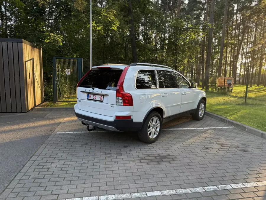 White Volvo XC90 2011 in Riga, with an engine capacity of 2.40 L and mileage of 236 thousand km for 4000 €, photo 5 on AUTOMOTO.COM.LV