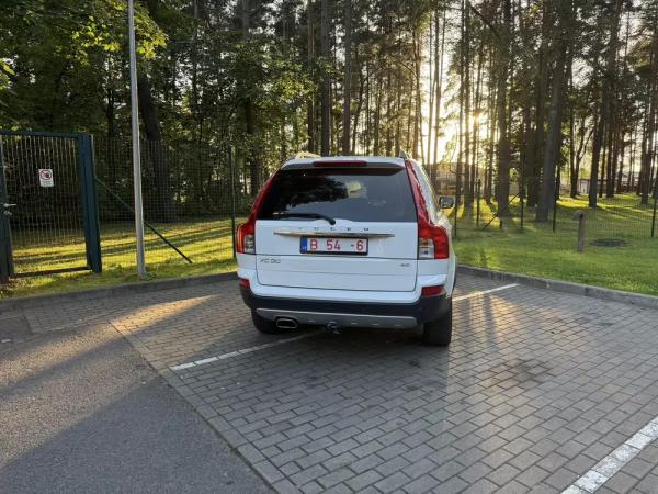 White Volvo XC90 2011 in Riga, with an engine capacity of 2.40 L and mileage of 236 thousand km for 4000 €, photo 5 on AUTOMOTO.COM.LV