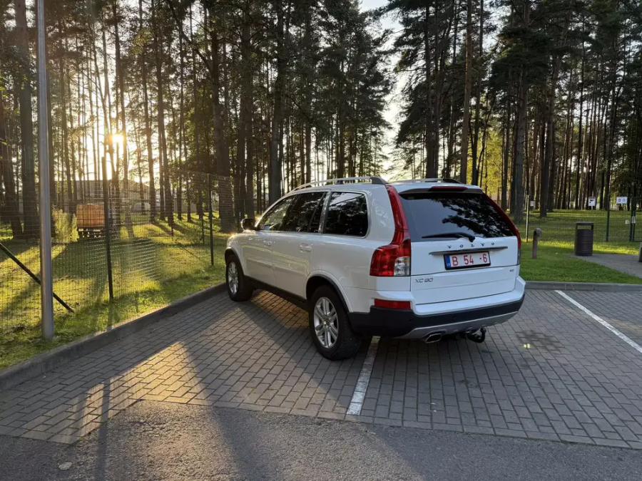 White Volvo XC90 2011 in Riga, with an engine capacity of 2.40 L and mileage of 236 thousand km for 4000 €, photo 7 on AUTOMOTO.COM.LV
