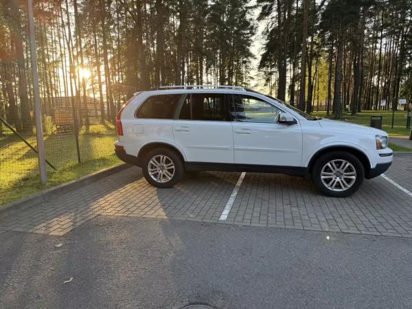 White Volvo XC90 2011 in Riga, with an engine capacity of 2.40 L and mileage of 236 thousand km for 4000 €, photo 7 on AUTOMOTO.COM.LV