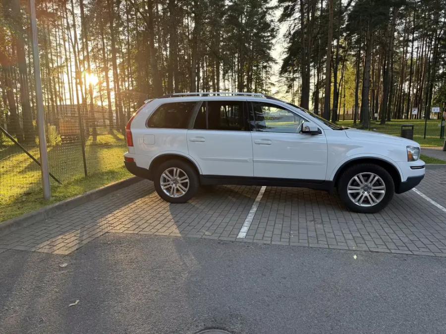 White Volvo XC90 2011 in Riga, with an engine capacity of 2.40 L and mileage of 236 thousand km for 4000 €, photo 8 on AUTOMOTO.COM.LV