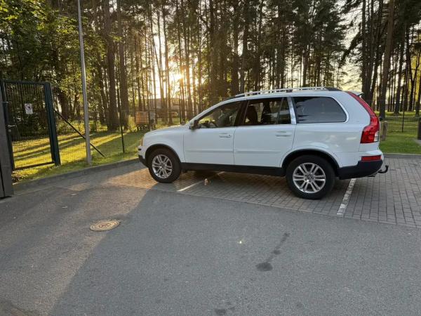 White Volvo XC90 2011 in Riga, with an engine capacity of 2.40 L and mileage of 236 thousand km for 4000 €, photo 8 on AUTOMOTO.COM.LV
