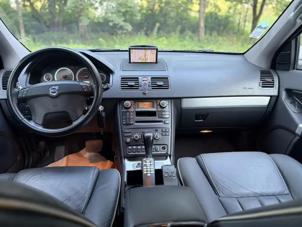 White Volvo XC90 2011 in Riga, with an engine capacity of 2.40 L and mileage of 236 thousand km for 4000 €, photo 9 on AUTOMOTO.COM.LV