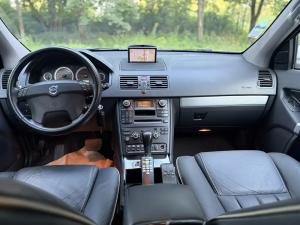 White Volvo XC90 2011 in Riga, with an engine capacity of 2.40 L and mileage of 236 thousand km for 4000 €, photo 10 on AUTOMOTO.COM.LV