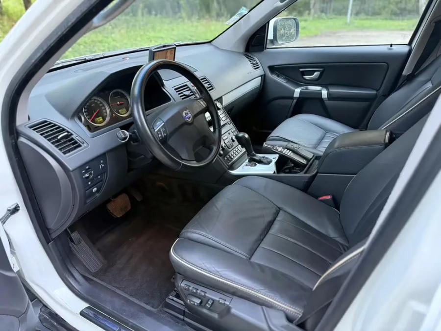 White Volvo XC90 2011 in Riga, with an engine capacity of 2.40 L and mileage of 236 thousand km for 4000 €, photo 11 on AUTOMOTO.COM.LV