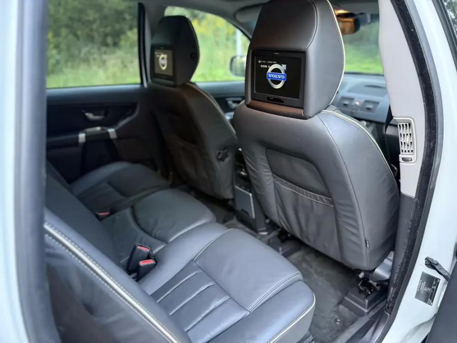 White Volvo XC90 2011 in Riga, with an engine capacity of 2.40 L and mileage of 236 thousand km for 4000 €, photo 13 on AUTOMOTO.COM.LV