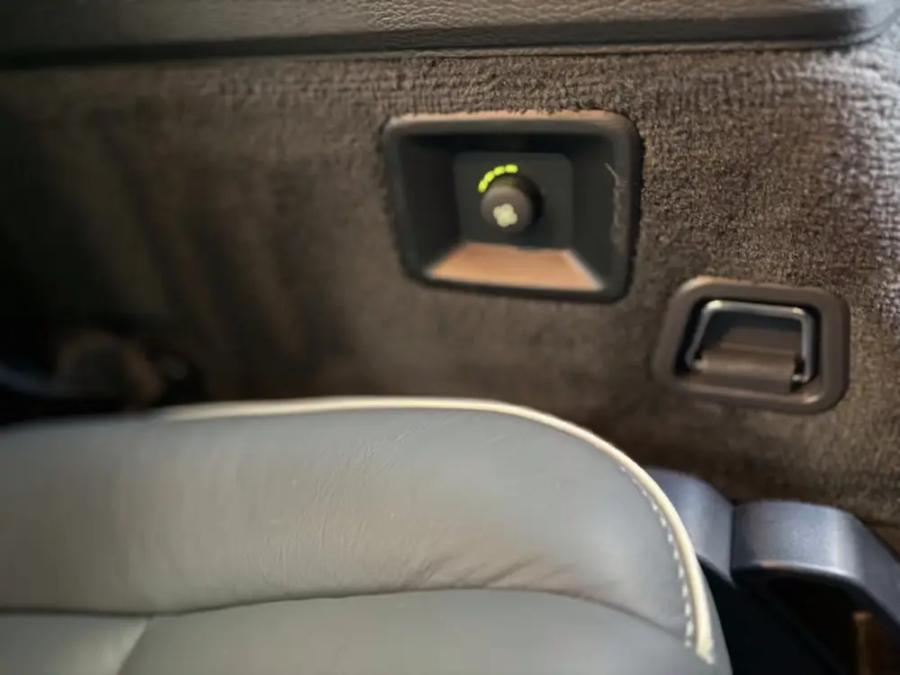 White Volvo XC90 2011 in Riga, with an engine capacity of 2.40 L and mileage of 236 thousand km for 4000 €, photo 23 on AUTOMOTO.COM.LV