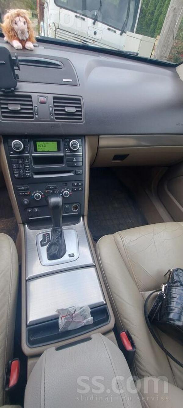 White Volvo XC90 2011 in Riga, with an engine capacity of 3.20 L and mileage of 317 thousand km for 9100 €, photo 4 on AUTOMOTO.COM.LV