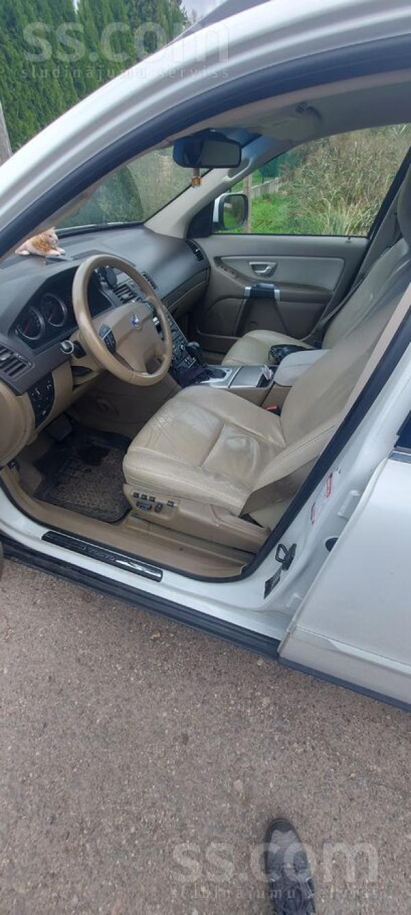 White Volvo XC90 2011 in Riga, with an engine capacity of 3.20 L and mileage of 317 thousand km for 9100 €, photo 6 on AUTOMOTO.COM.LV