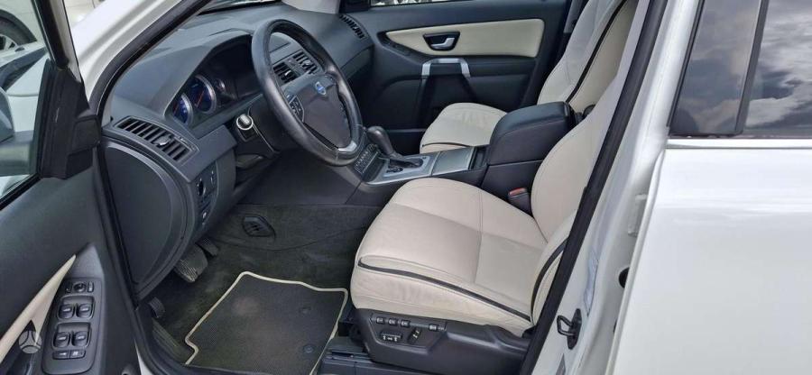 Balts Volvo XC90 2011 Panevēža, ar dzinēja tilpumu 2.40 L un nobraukumu 270 tūkst. km par 8700 €, foto 7 vietnē AUTOMOTO.COM.LV