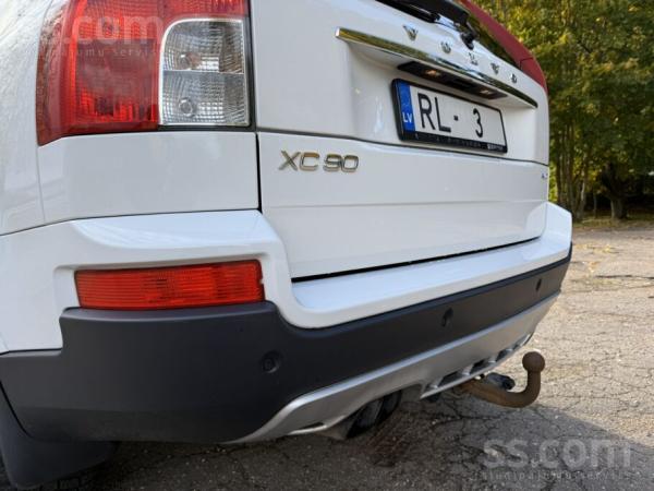 White Volvo XC90 2011 in Riga, with an engine capacity of 2.40 L and mileage of 339 thousand km for 7999 €, photo 10 on AUTOMOTO.COM.LV