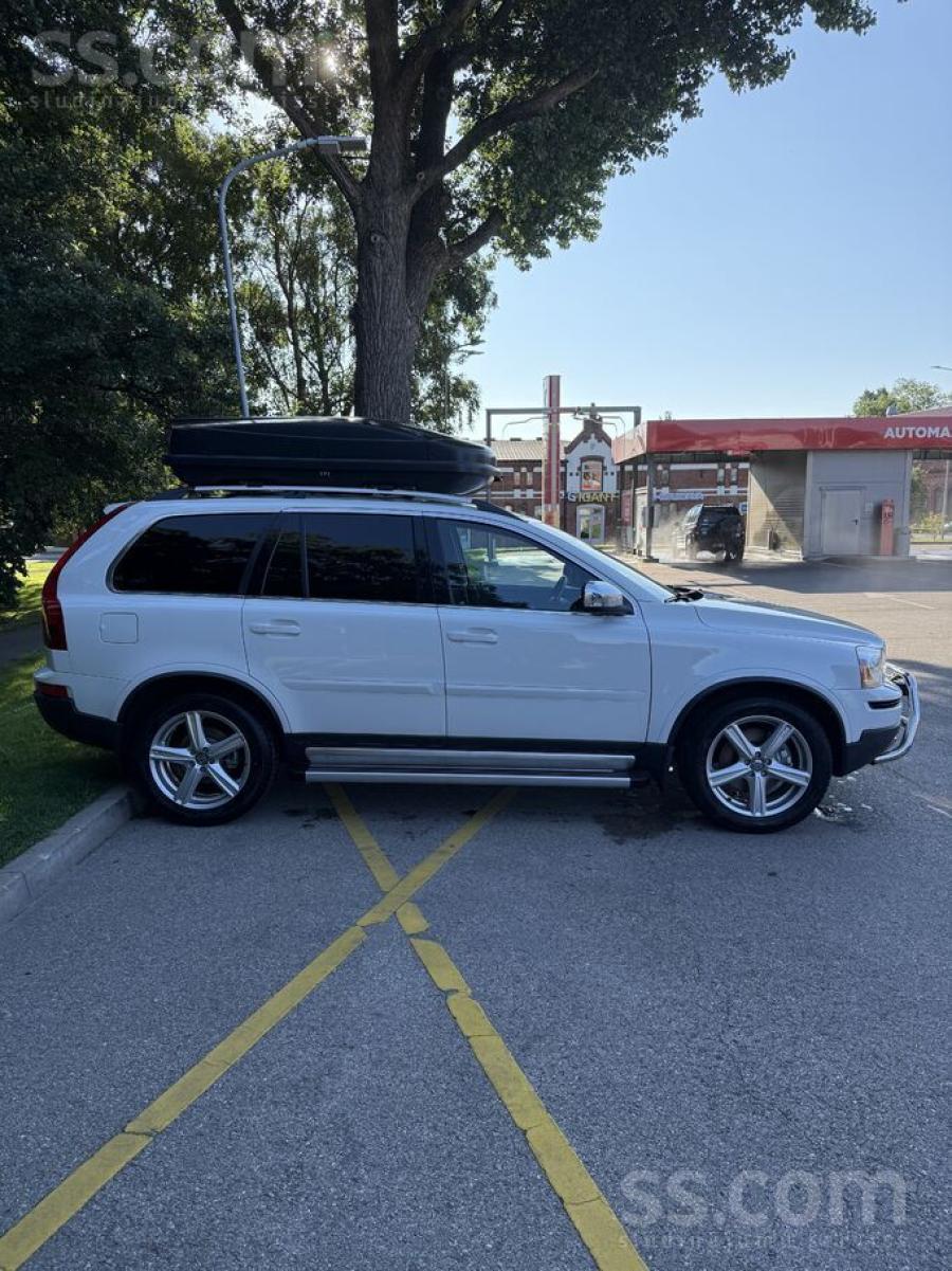 White Volvo XC90 2011 in Liepaja, with an engine capacity of 2.40 L and mileage of 303 thousand km for 14900 €, photo 3 on AUTOMOTO.COM.LV